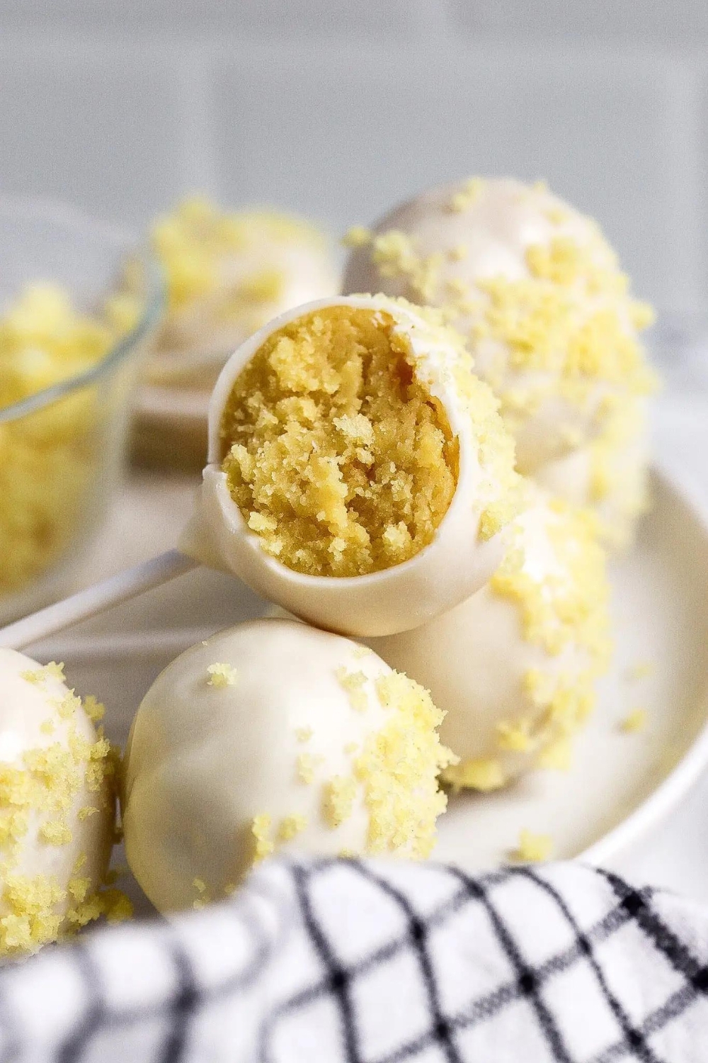 Lemon Cake Pops - Fruity Desserts