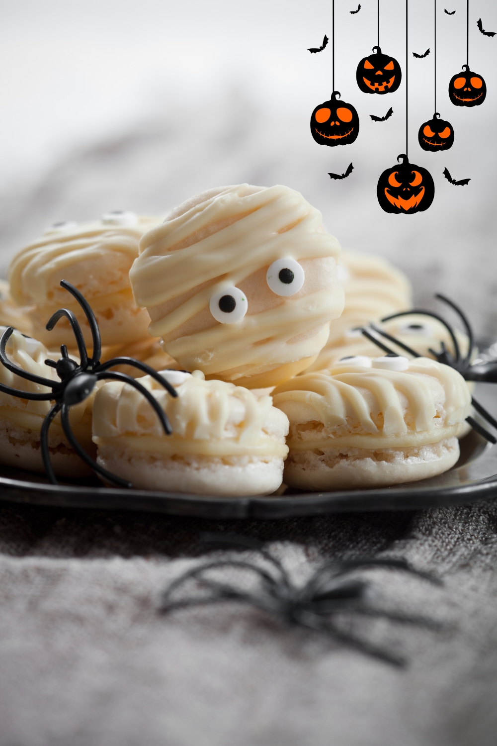 Halloween Mummy Macaroons - Fruity Desserts